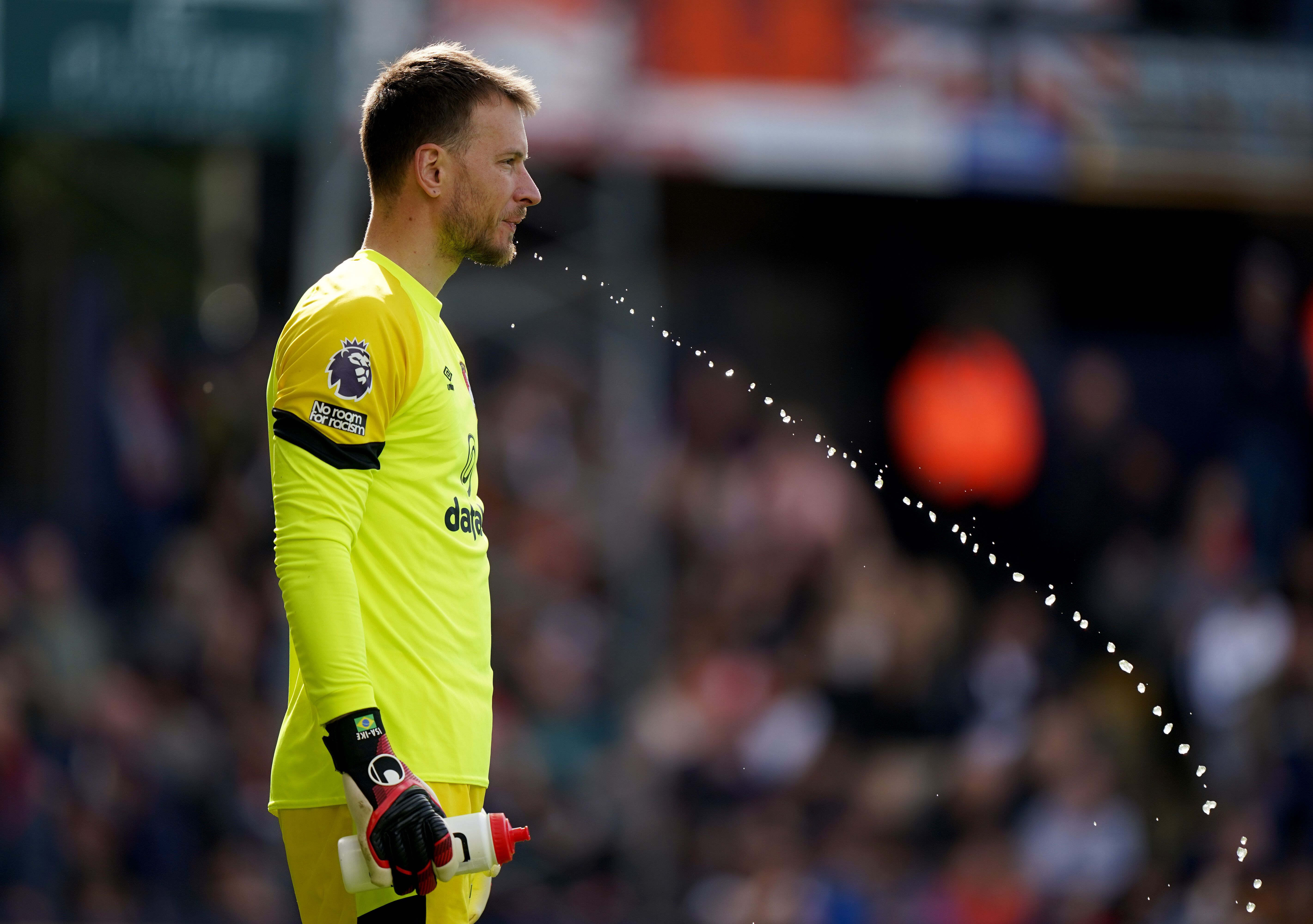 Why do players spit out the contents of their water bottles? - VESTIAIRES